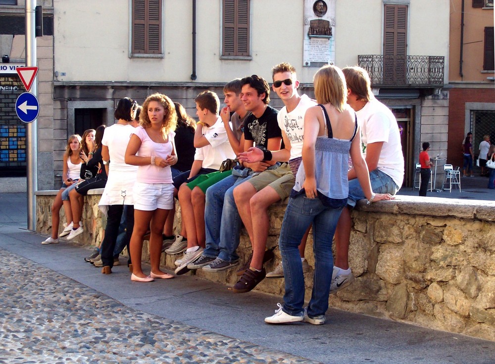 Il nostro social era il muretto,il loro whatsapp.Ragazzi connessi