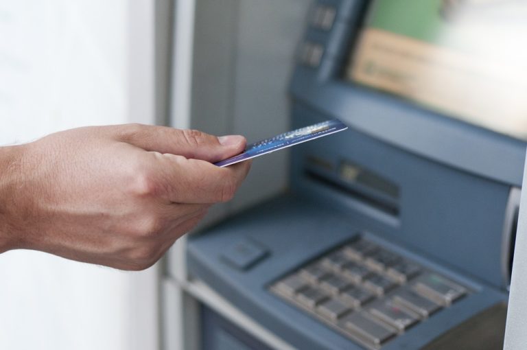 Cambiano le regole per i prelievi al bancomat, batosta in arrivo Cambiano le regole per i prelievi al bancomat, batosta in arrivo